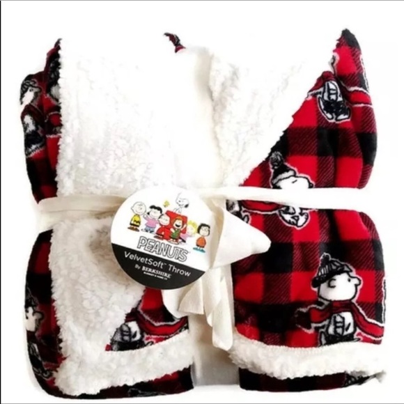 Berkshire | Holiday | Nwt Peanuts Charlie Brown And Snoopy Throw ...